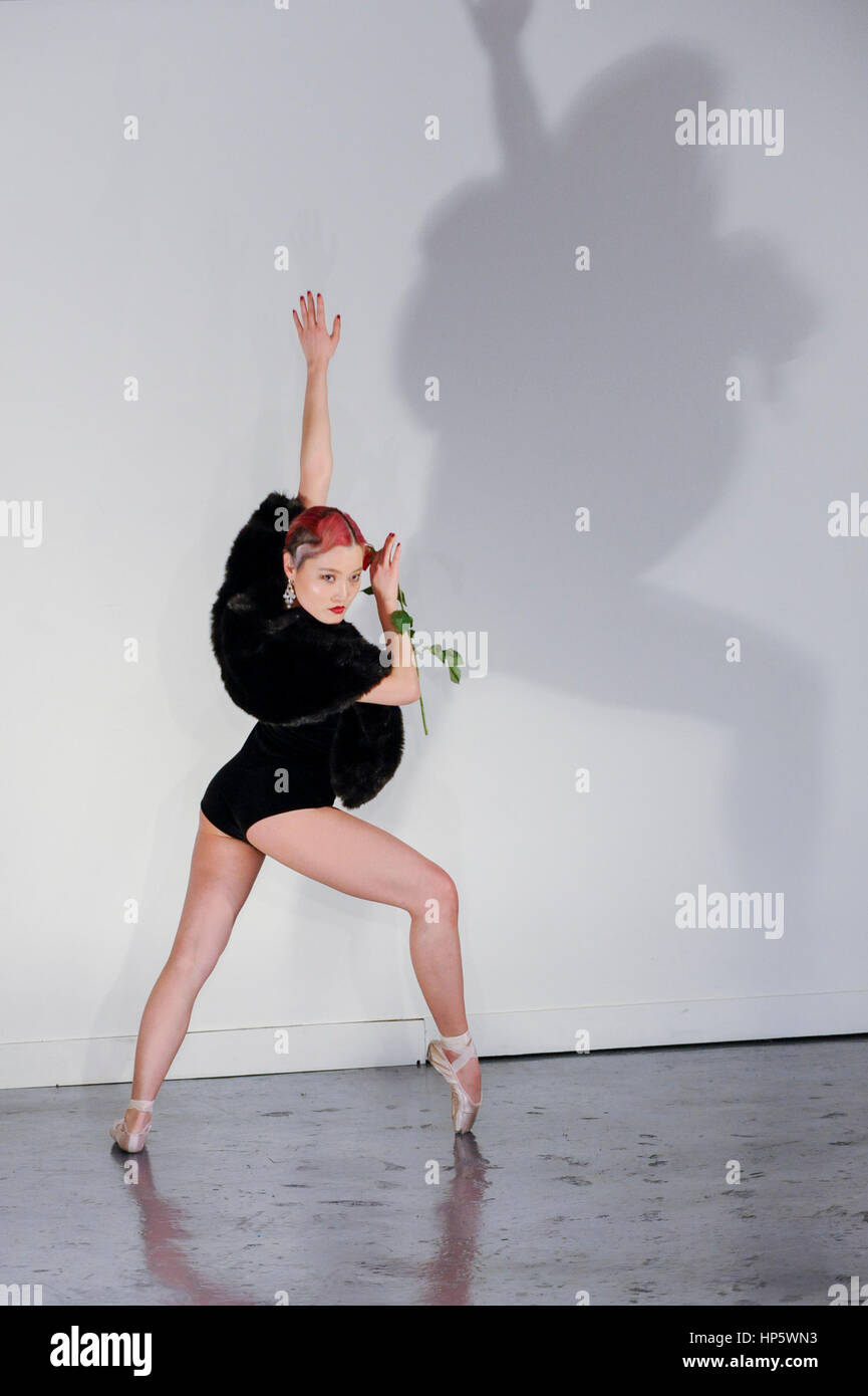 Chanel fashion show 2015 hi-res stock photography and images - Alamy