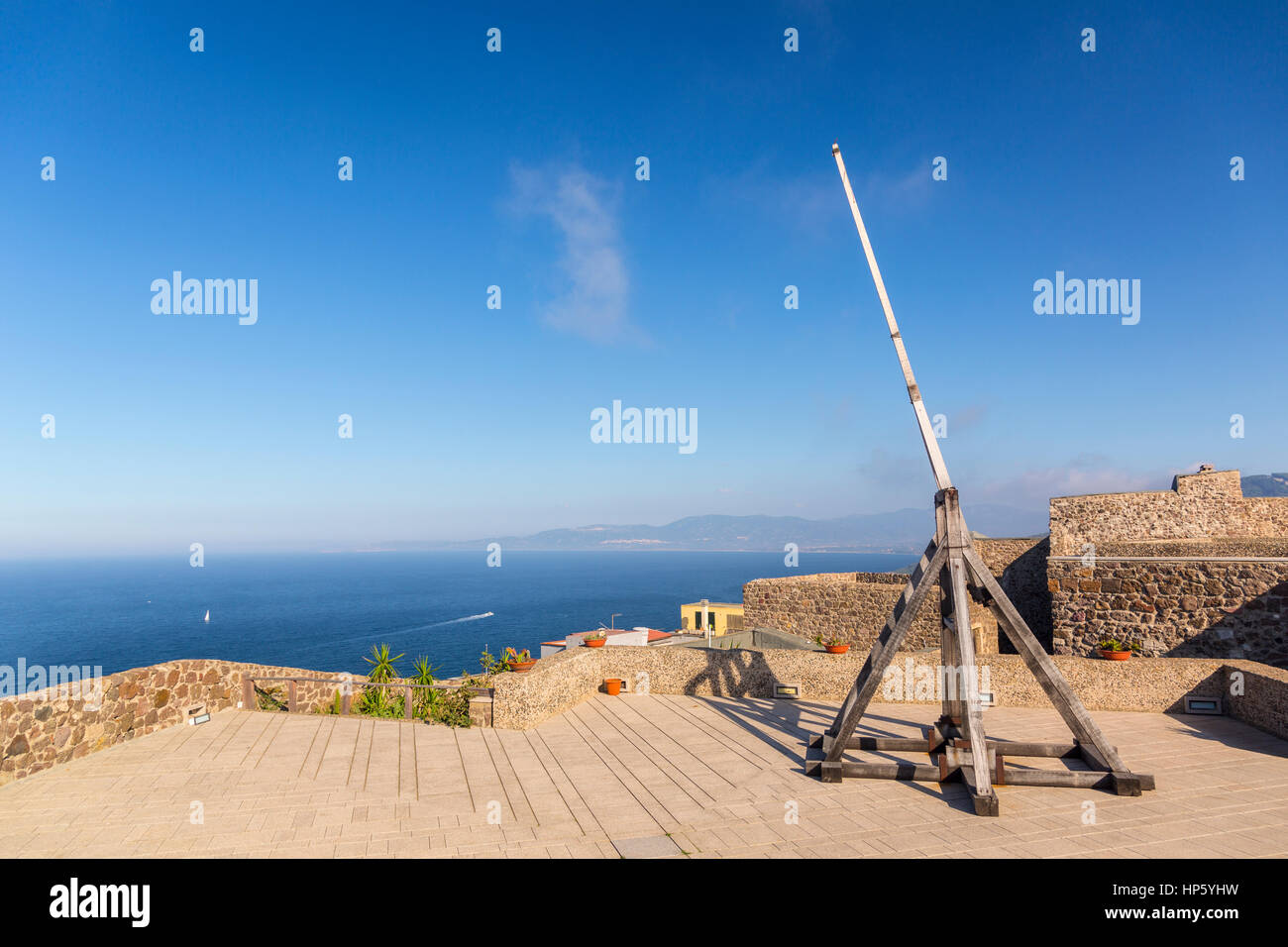 Catapult medieval hi-res stock photography and images - Alamy