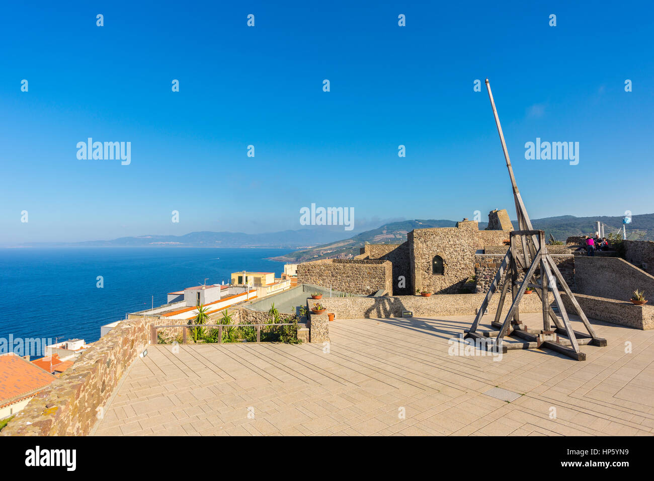 Medieval catapult hi-res stock photography and images - Alamy