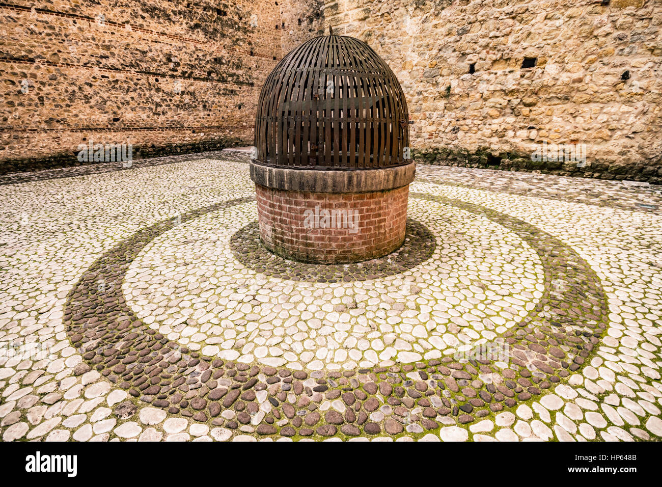 Medieval well hi-res stock photography and images - Alamy