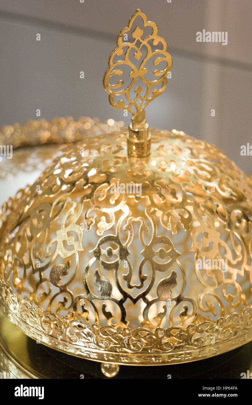 Taditional Turkish metal plates in the bazaar Stock Photo - Alamy