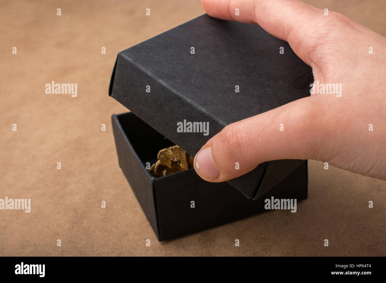 Hand holding a gift box of black color in hand Stock Photo - Alamy