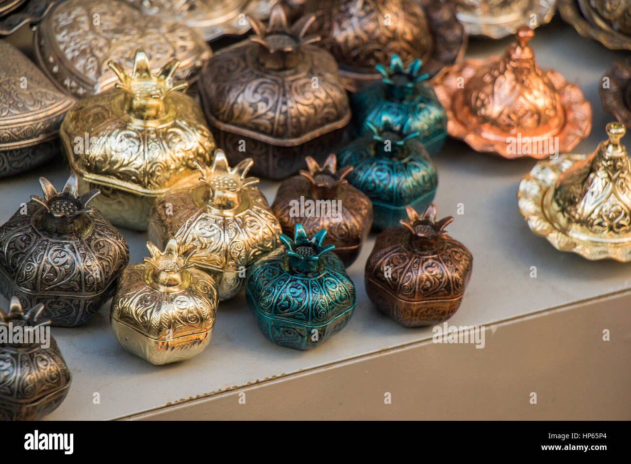 Taditional Turkish metal plates in the bazaar Stock Photo - Alamy