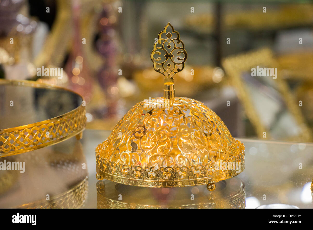 Taditional Turkish metal plates in the bazaar Stock Photo - Alamy