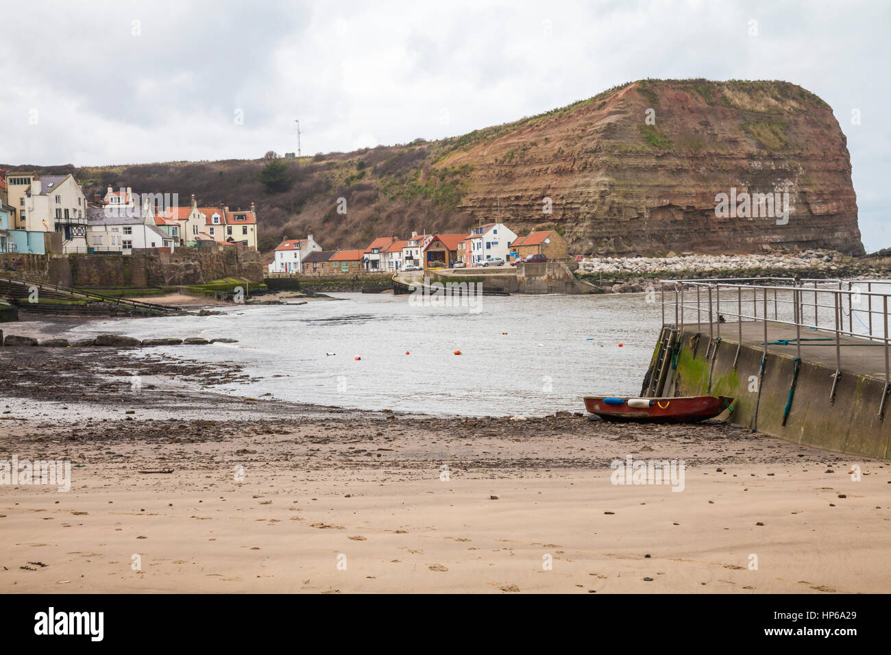 Staithes beach hi-res stock photography and images - Alamy