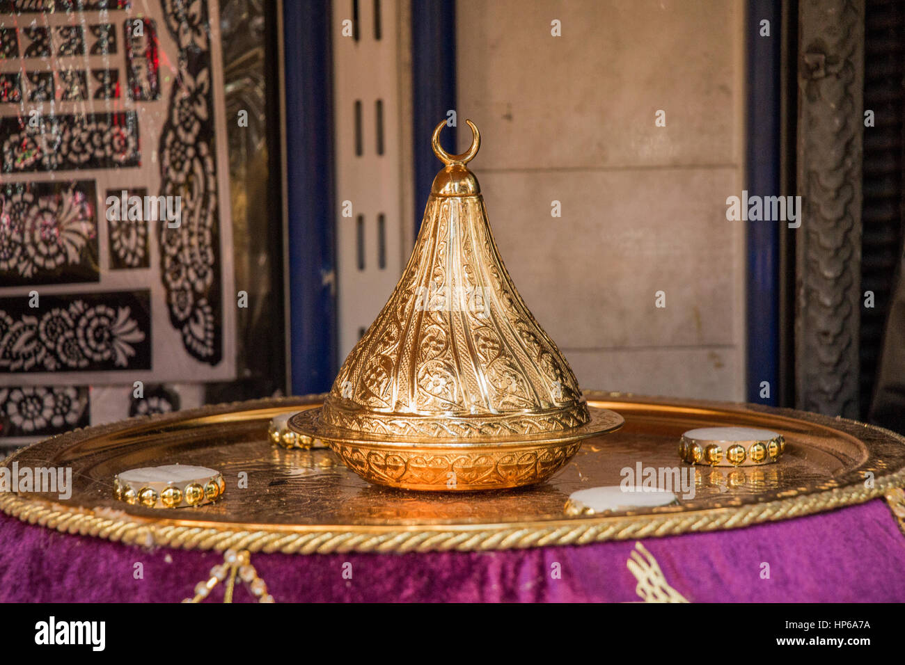 Taditional Turkish metal plates in the bazaar Stock Photo - Alamy