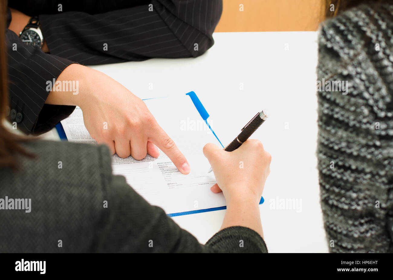 Picture of a business woman hand signing the contract Stock Photo - Alamy