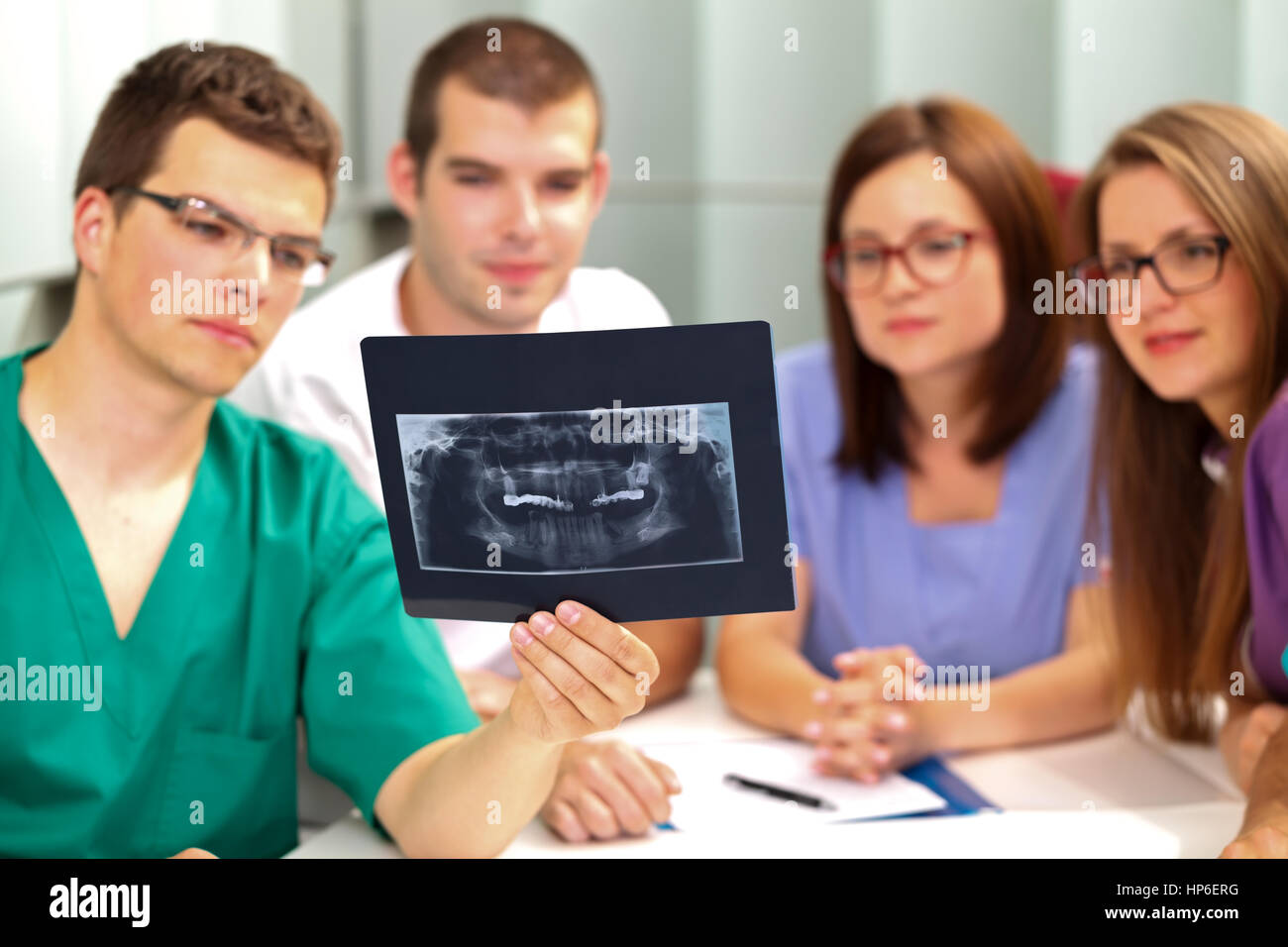 Picture of a medical team analyzing an X-ray Stock Photo - Alamy