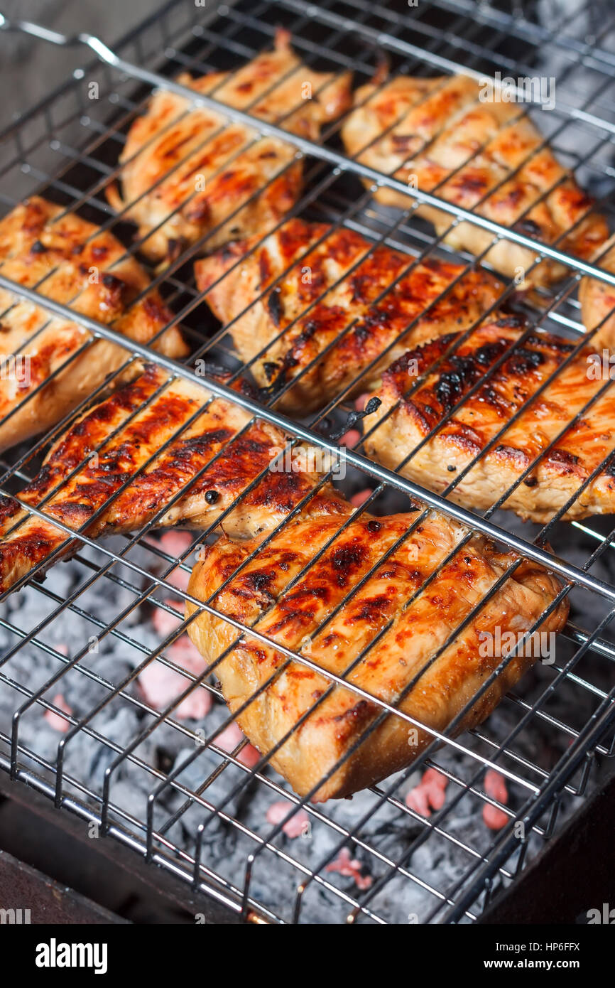 Glowing coals on bbq barbecue hi-res stock photography and images - Alamy