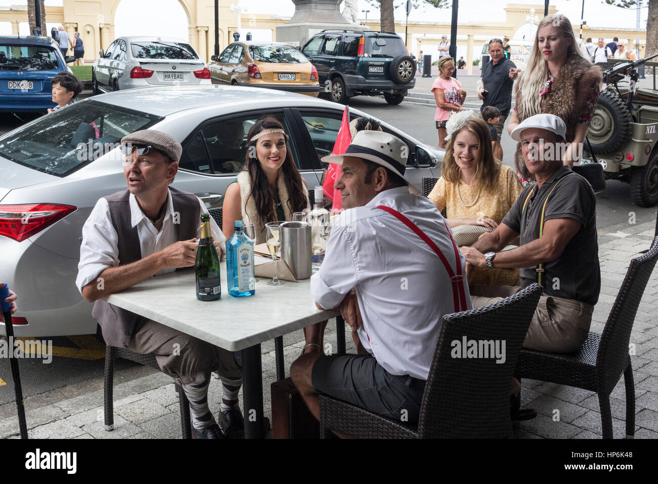 People sitting table hi-res stock photography and images - Alamy
