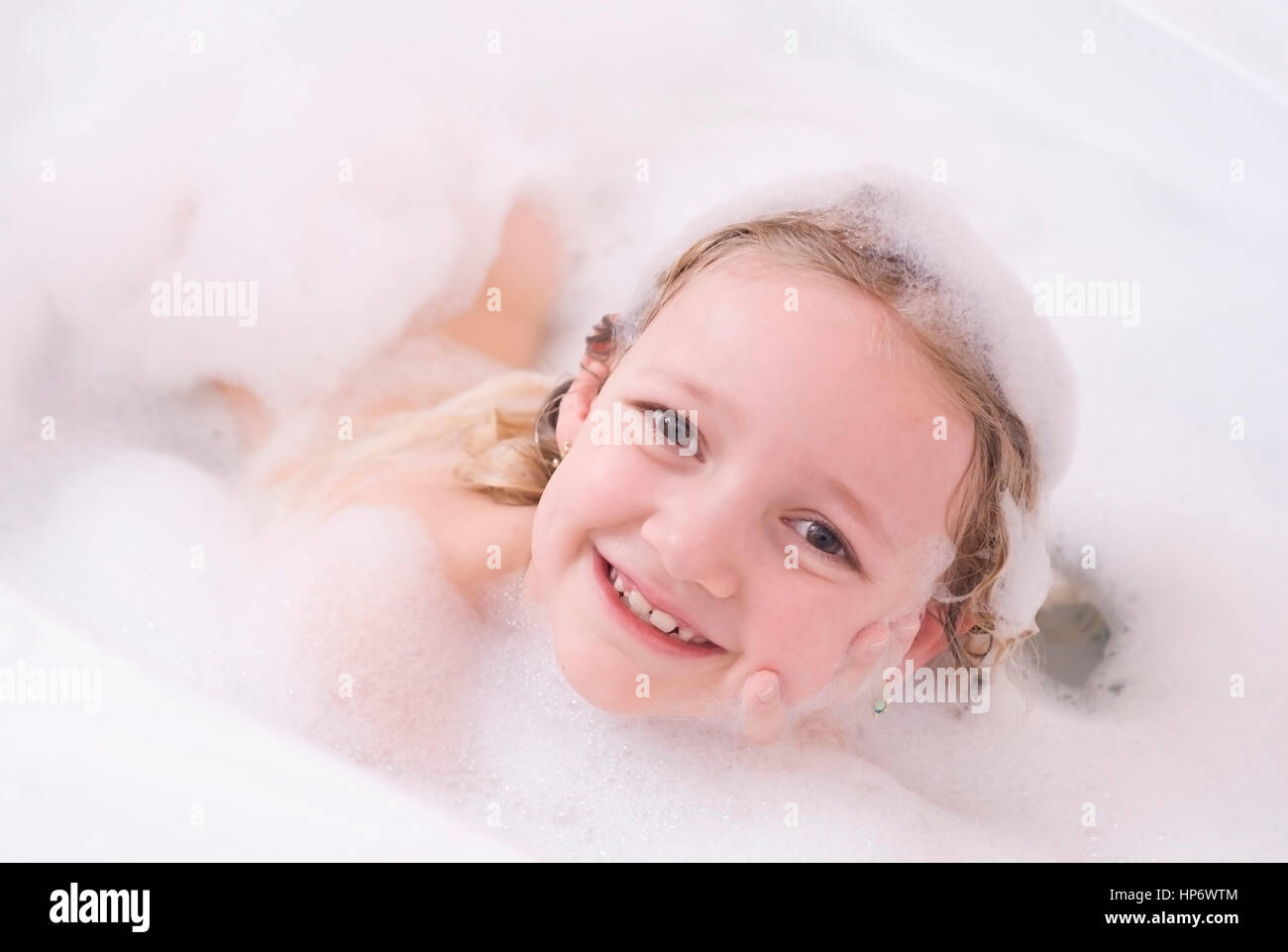 Model released , Maedchen, 7 Jahre, in der Badewanne - girl in bathtub ...