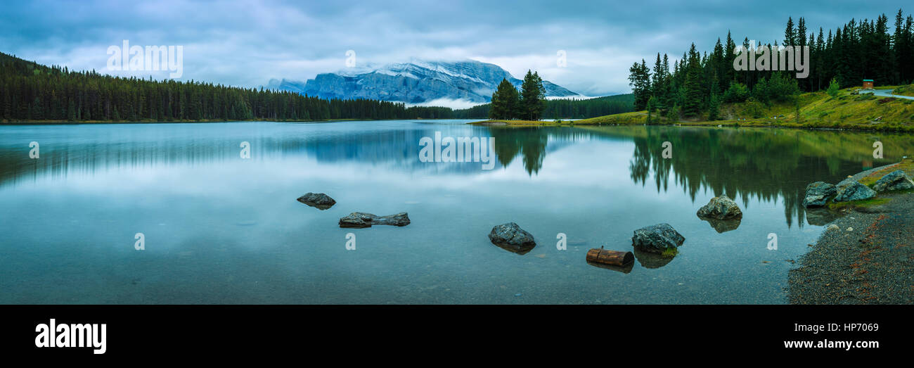 Two jack lake mount rundle hi-res stock photography and images - Alamy