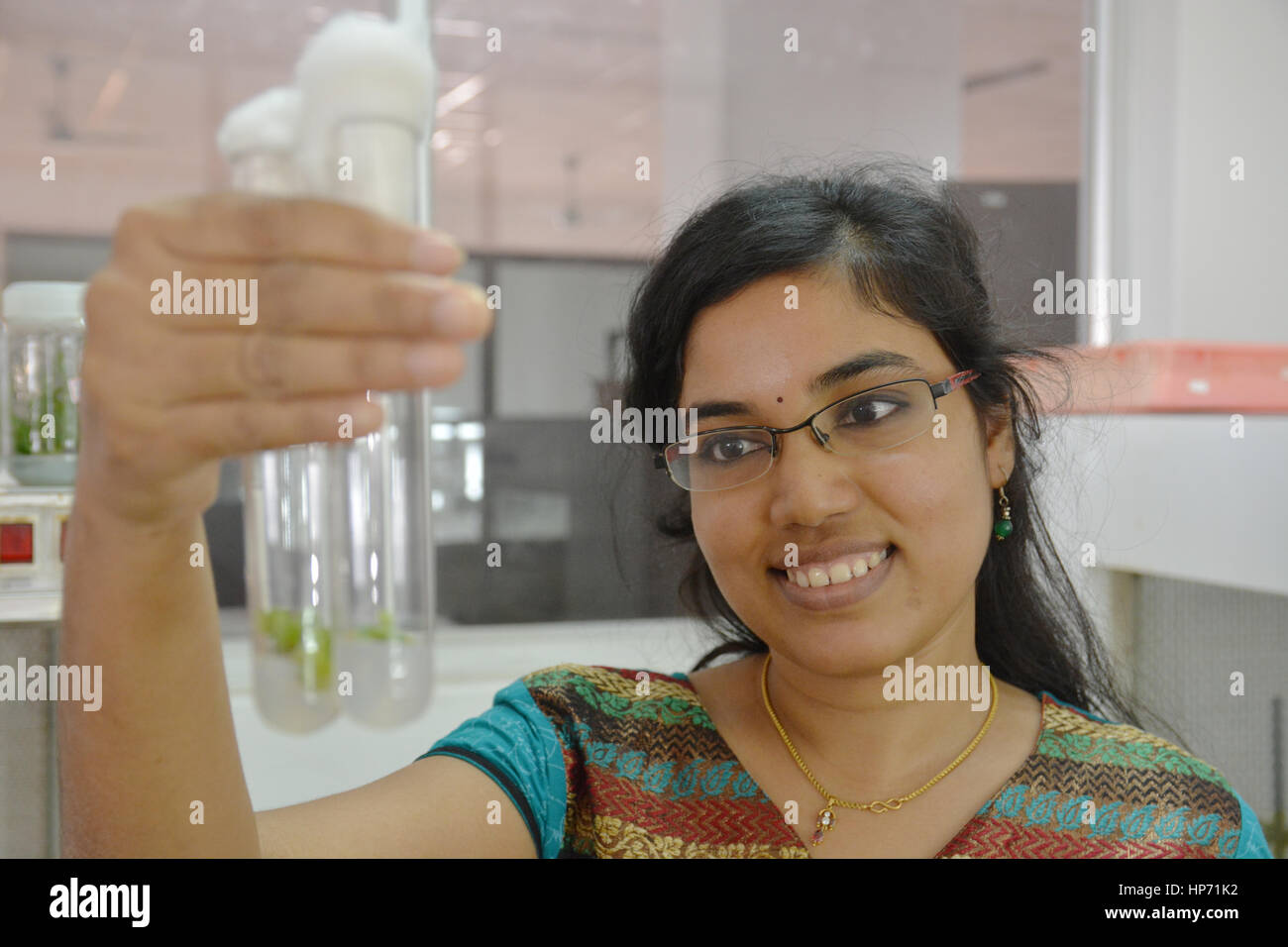 India laboratory scientist hi-res stock photography and images - Alamy