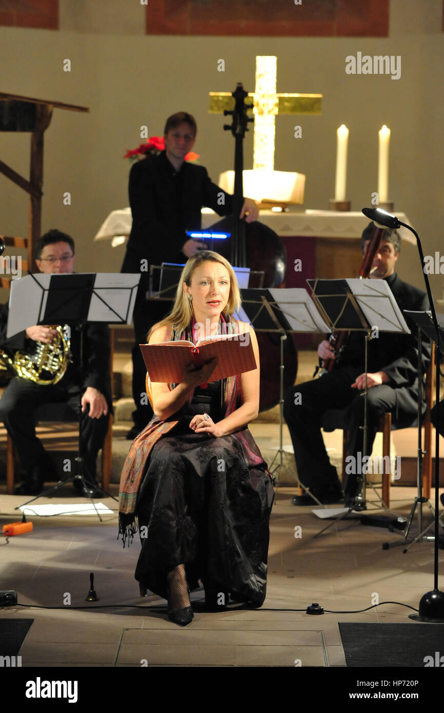 Female singer stage classical hi-res stock photography and images - Alamy