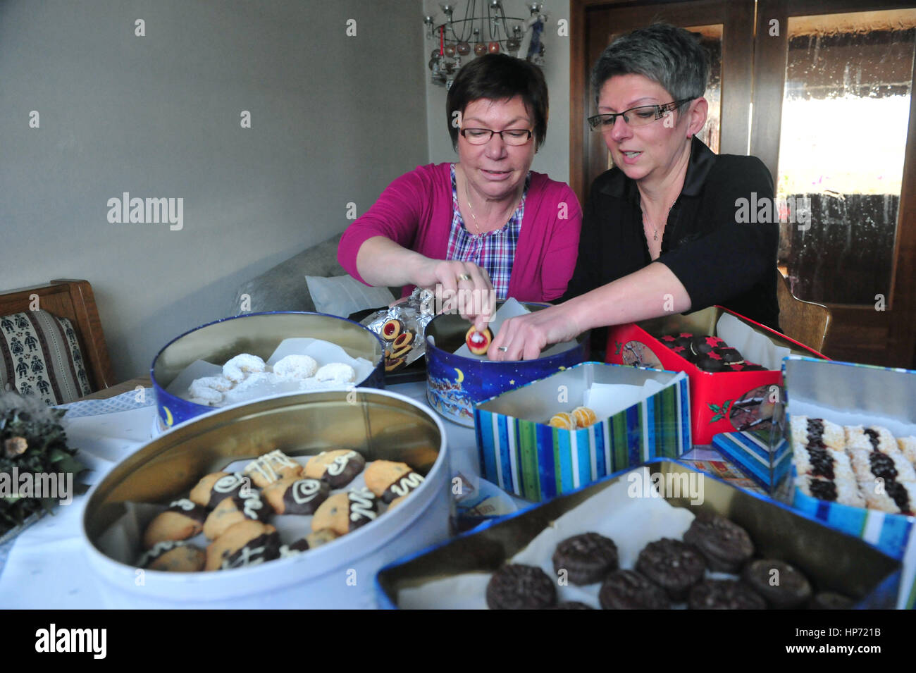 Refugee community kitchen High Resolution Stock Photography and Images ...