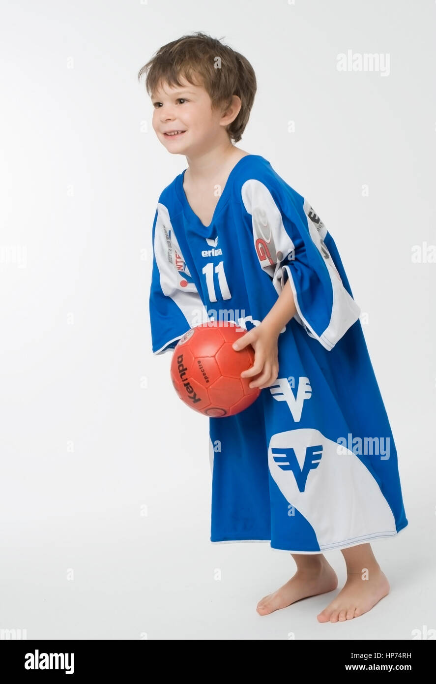 Junge, 4, mit Handball - boy with hand ball Stock Photo - Alamy