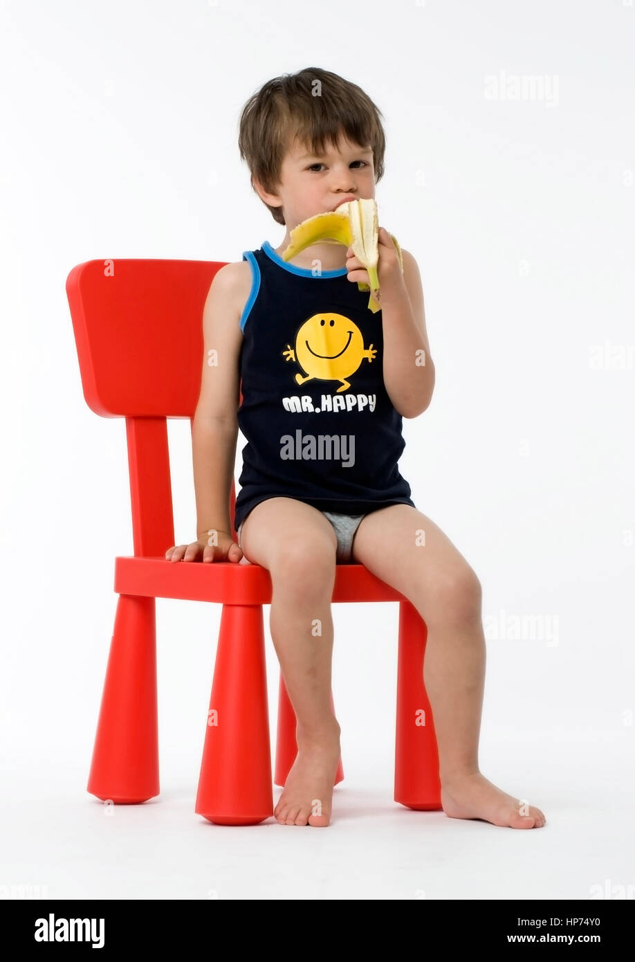 Model released, Junge, 4, isst Banane - boy eats banana Stock Photo - Alamy