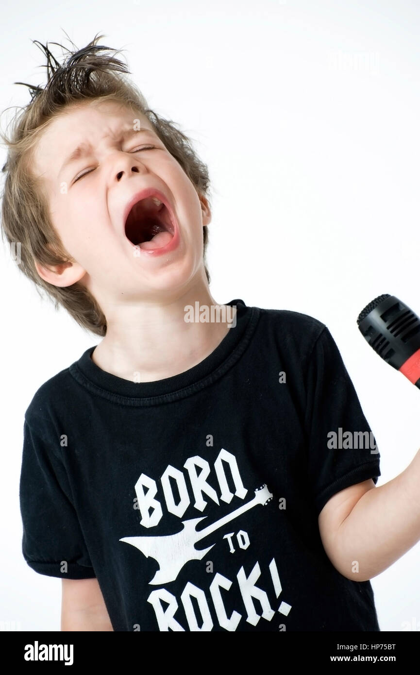 Model released, Junge, 4, singt mit Mikrofon - boy sings with ...