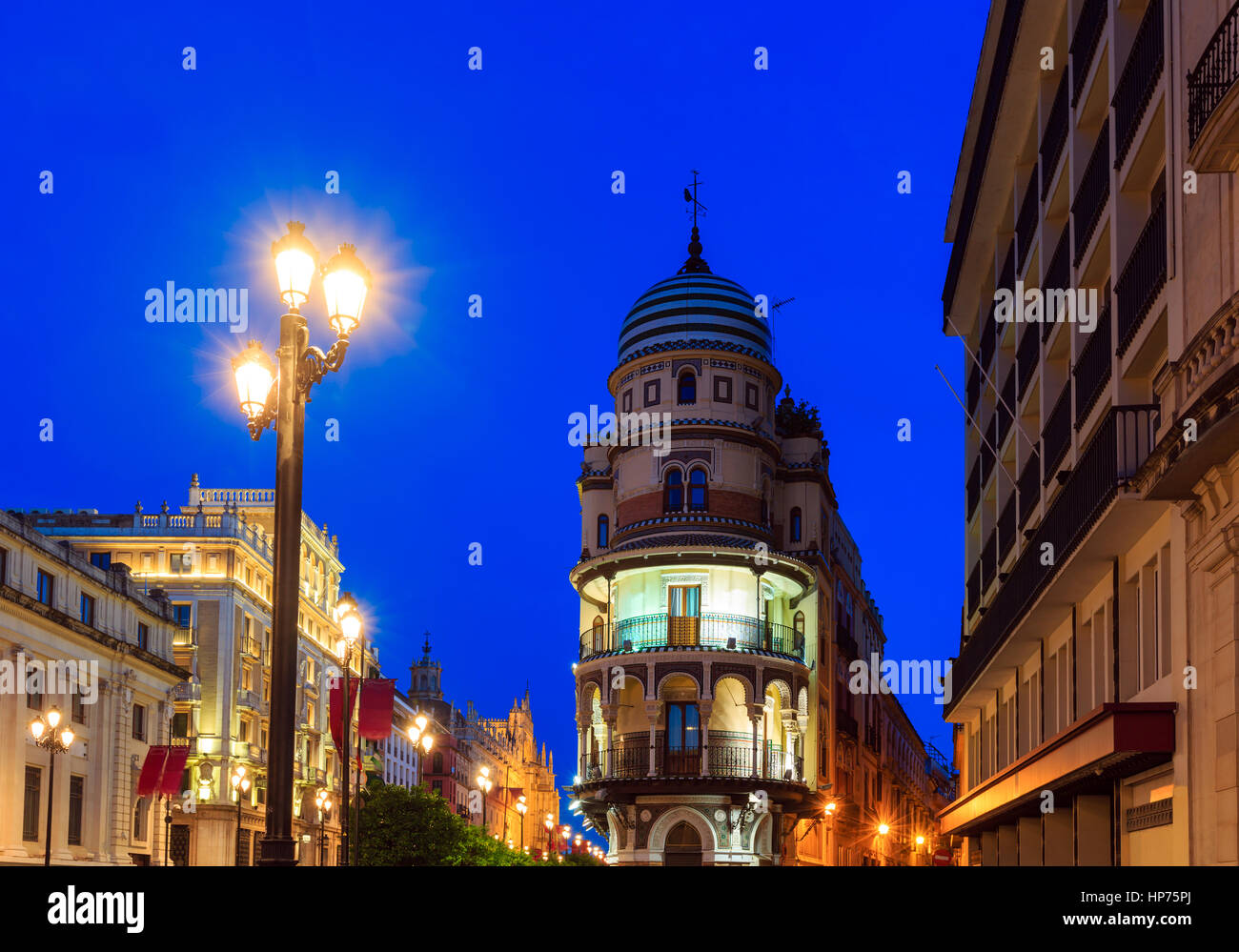 Night view cathedral seville hi-res stock photography and images - Alamy