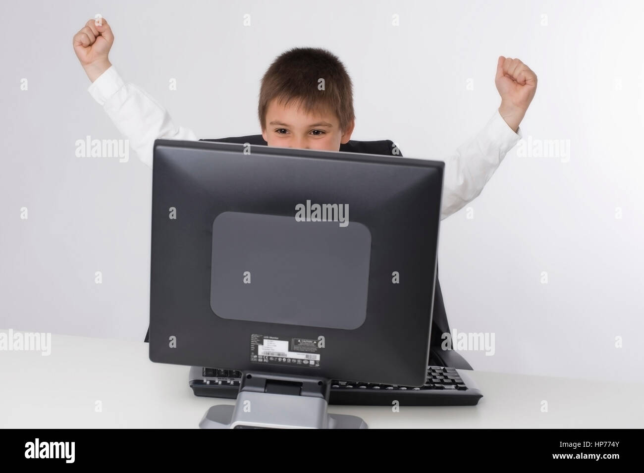 Model released, Junge, 8, arbeitet am Computer - boy using computer ...