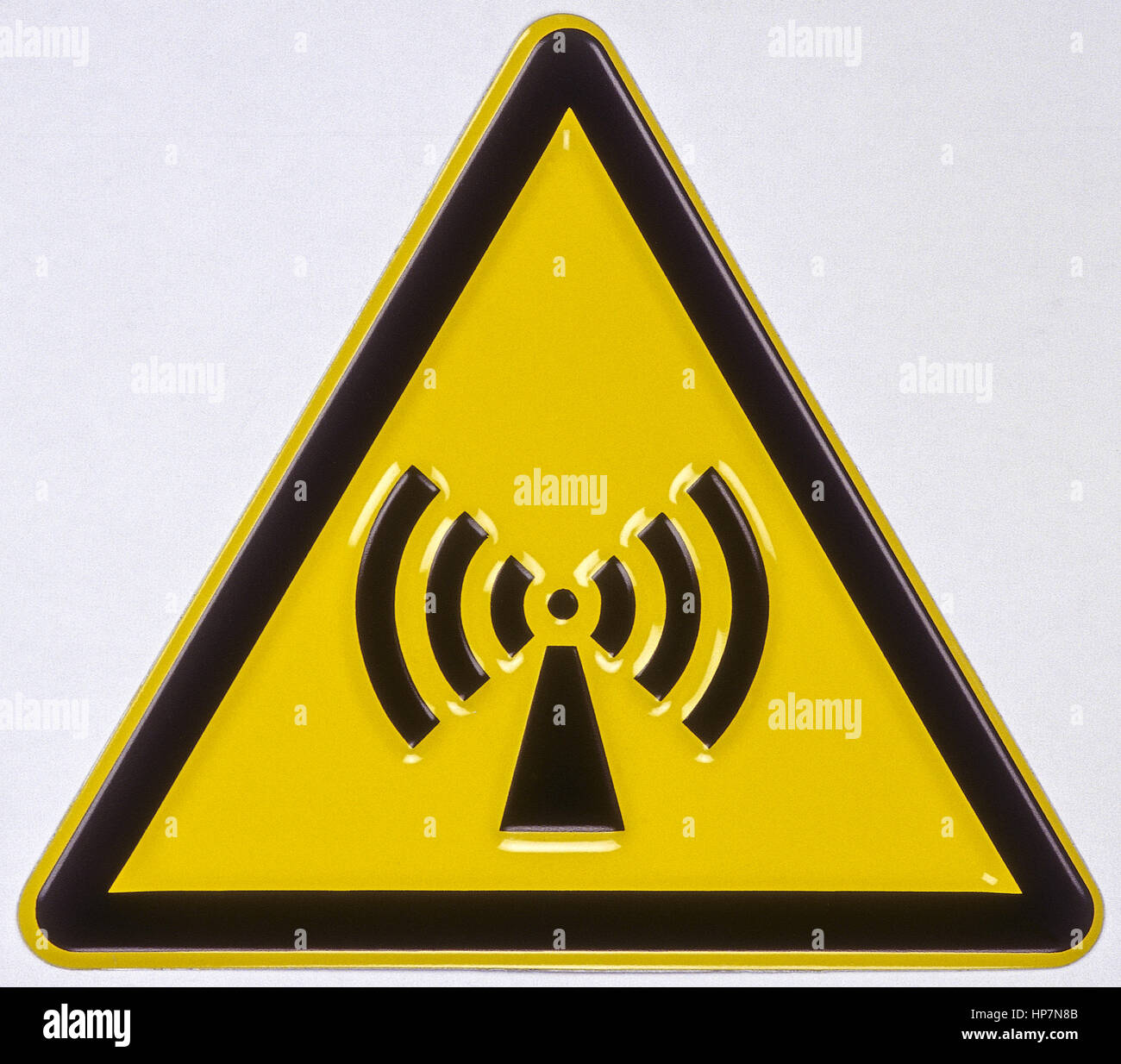 Warnschild vor elektromagnetischem Feld Stock Photo - Alamy