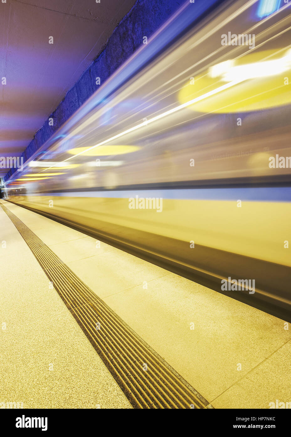 Fahrender zug hi-res stock photography and images - Alamy