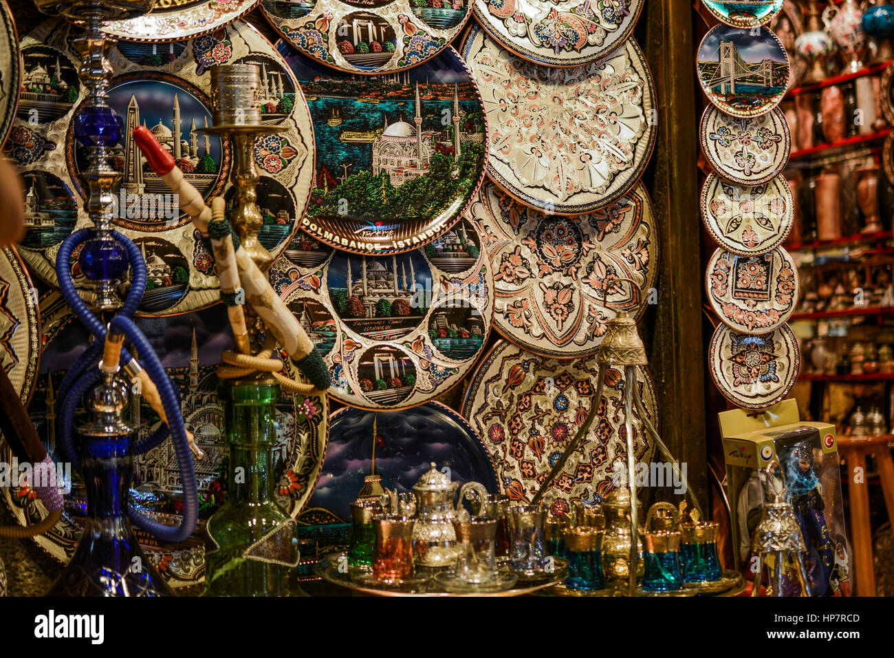 Taditional Turkish metal plates in the bazaar Stock Photo - Alamy