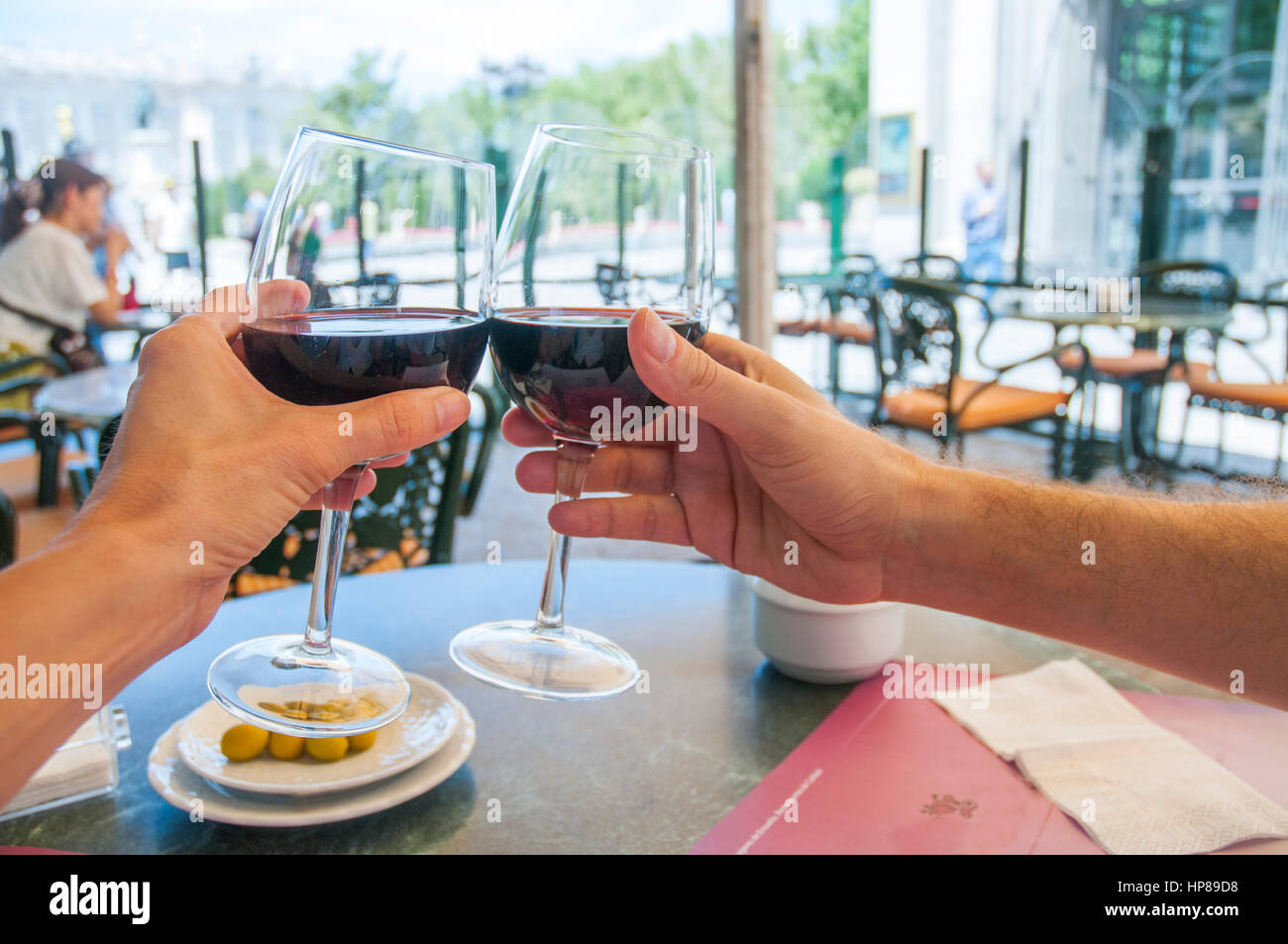 Copas de vino brindis hi-res stock photography and images - Alamy