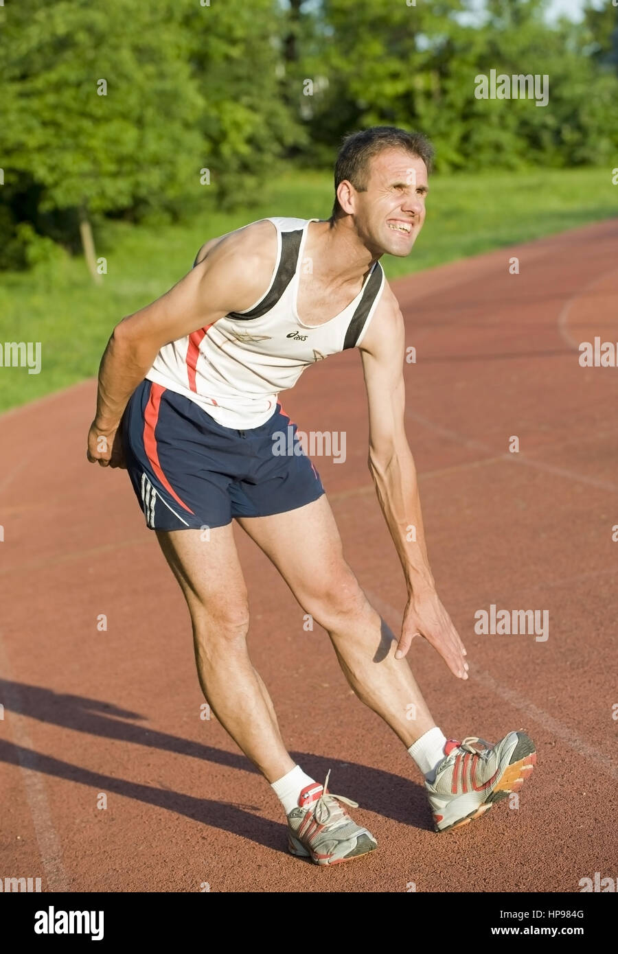 Model released , Mann, 40, plagt sich beim Stretching - man does ...