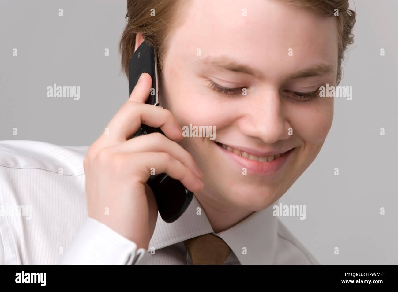 Model released , Junger, l?chelnder Mann mit Handy - young, smiling man ...