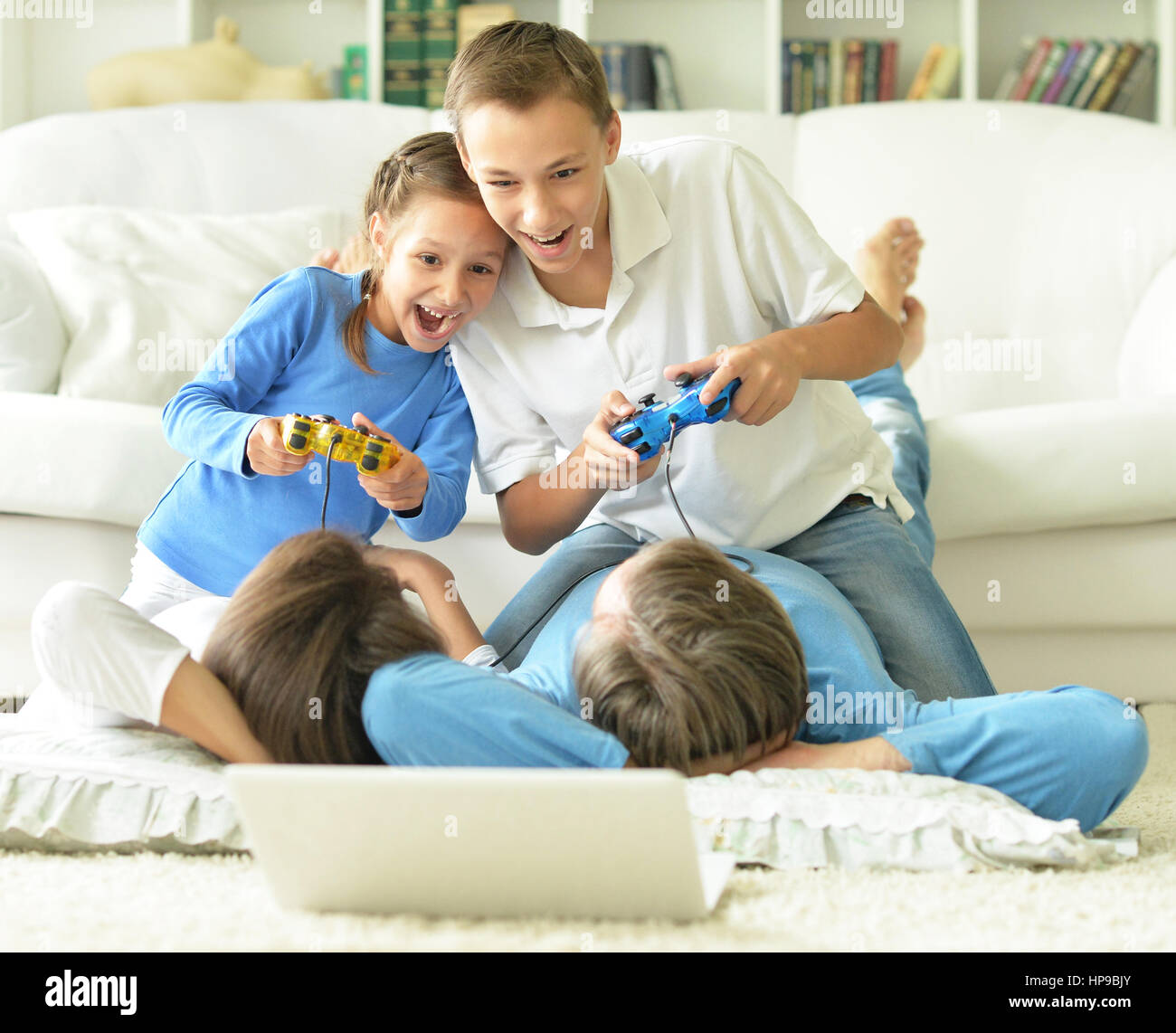 Kids playing computer games hi-res stock photography and images - Alamy
