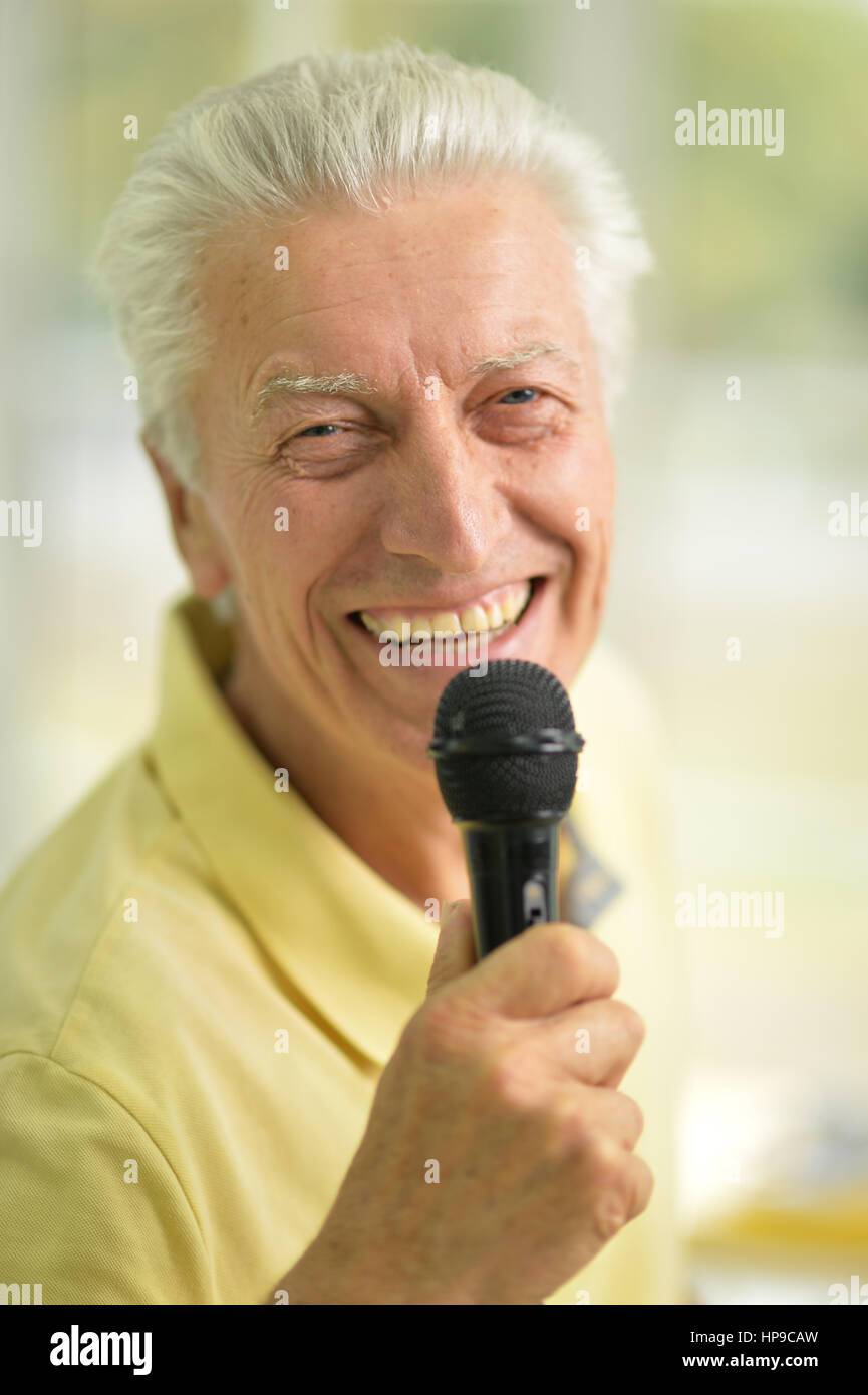 Man holding microphone hi-res stock photography and images - Alamy