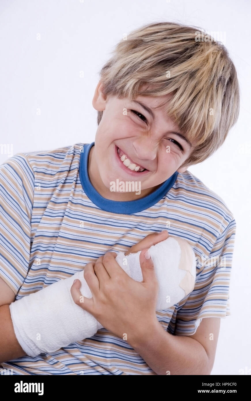 Junge, 11, mit Gipshand - boy with arm in plaster Stock Photo - Alamy