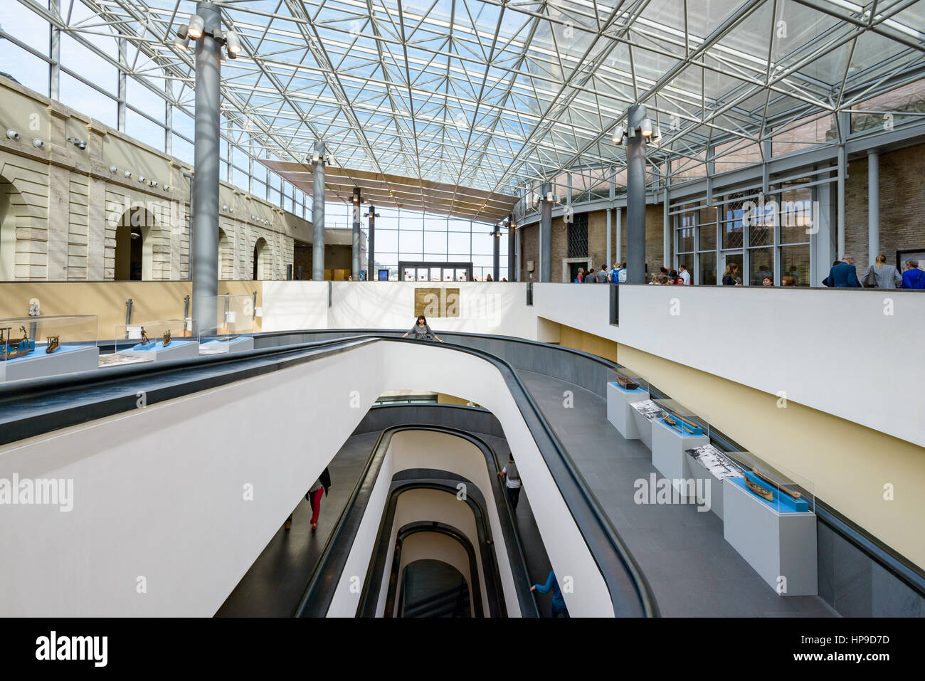 Visit museums hi-res stock photography and images - Alamy