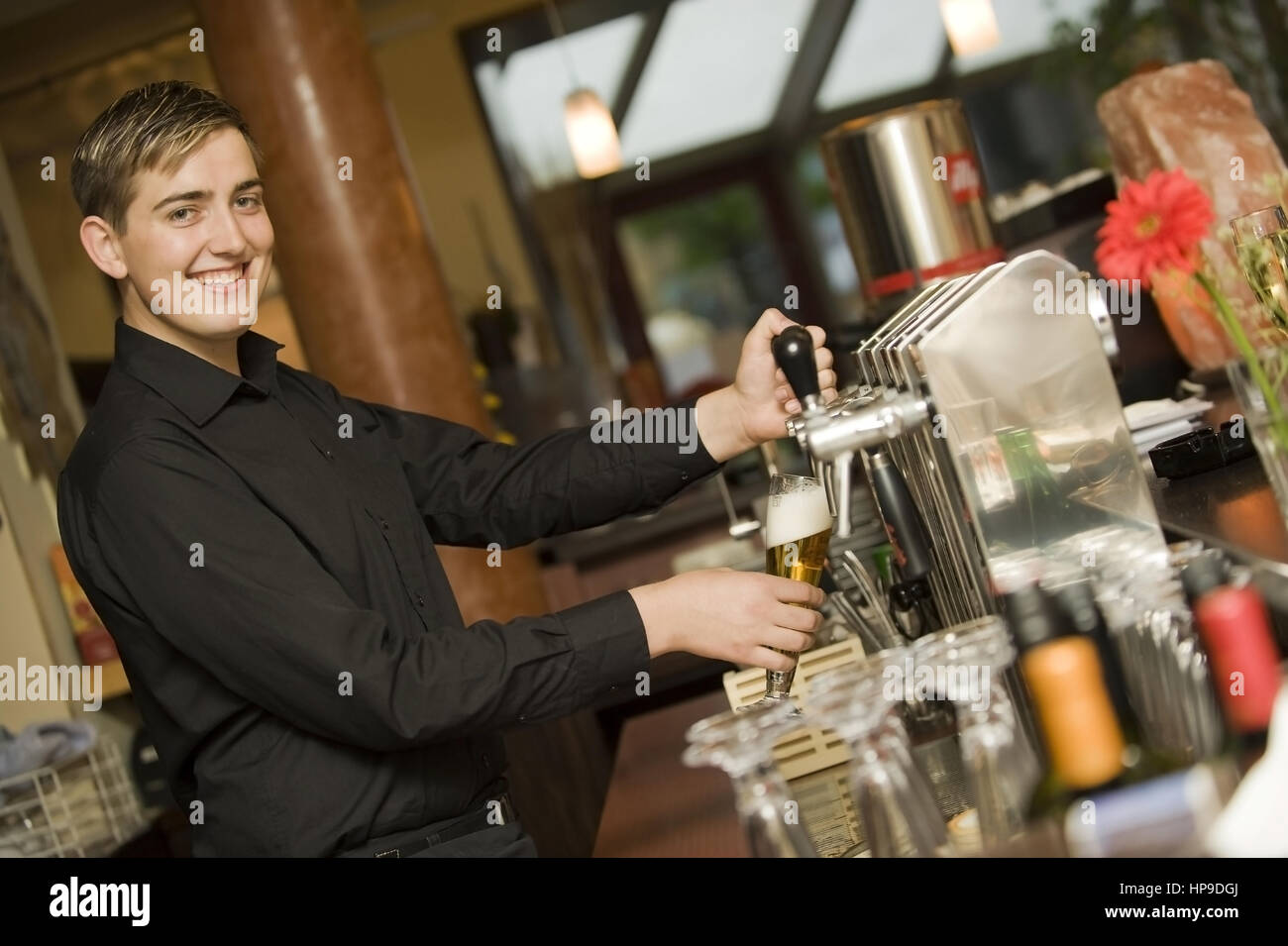 Bier zapfen hi-res stock photography and images - Alamy