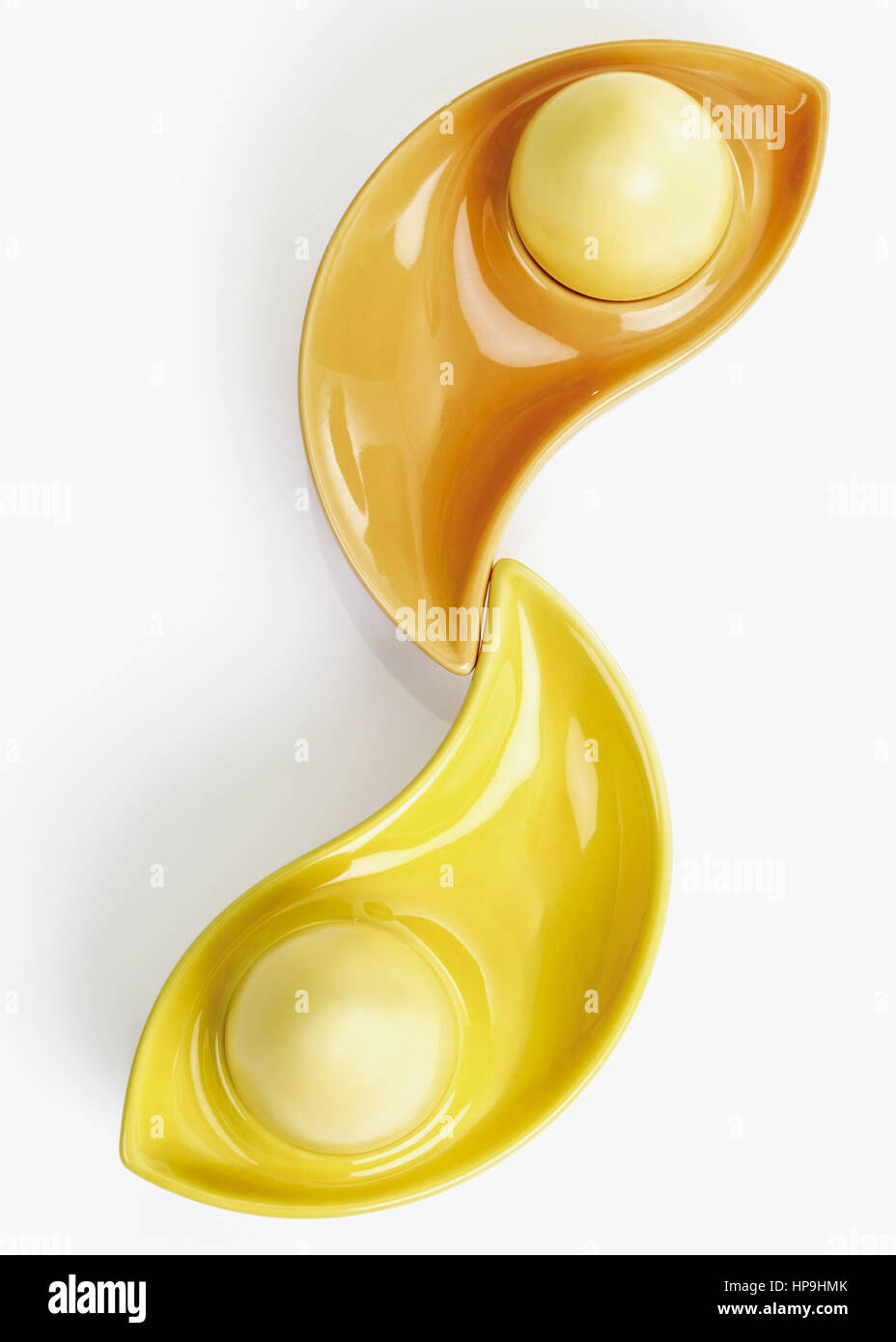 Zwei geschwungene Eierbecher von oben Stock Photo - Alamy