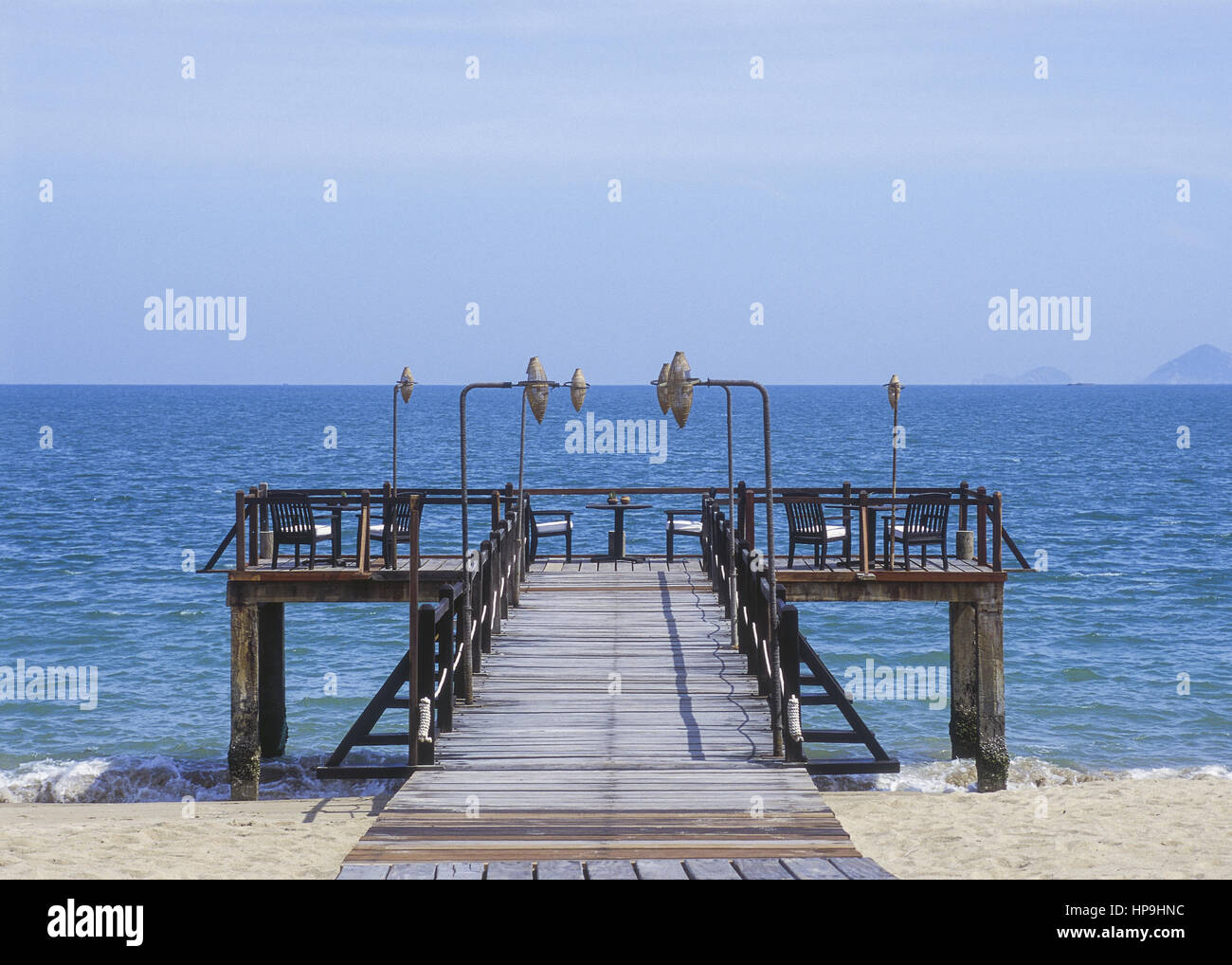 Holzsteg und Plattform am Strand, Natrang, Vietnam Stock Photo - Alamy