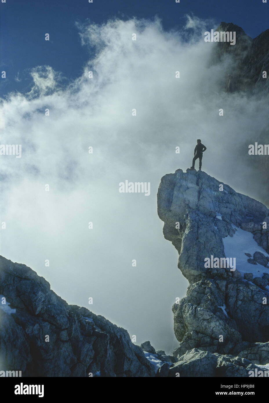 Bergsteiger auf Felsen im Dachsteingebirge, Oesterreich Stock Photo - Alamy