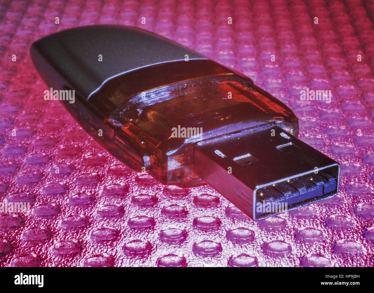 USB-Stick auf violettem Kunststoff Stock Photo - Alamy
