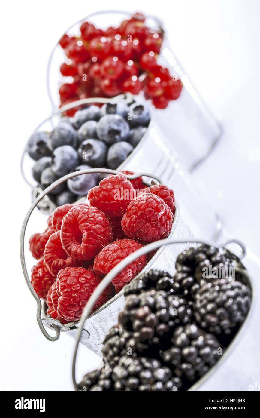 Verschiedene Waldbeeren in kleinen Eimerchen Stock Photo - Alamy