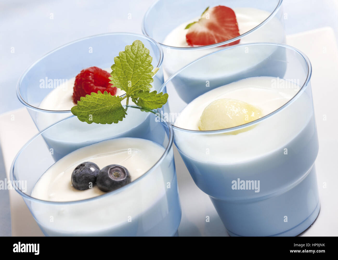 Vier Glaeser mit Joghurt und frischem Obst Stock Photo - Alamy