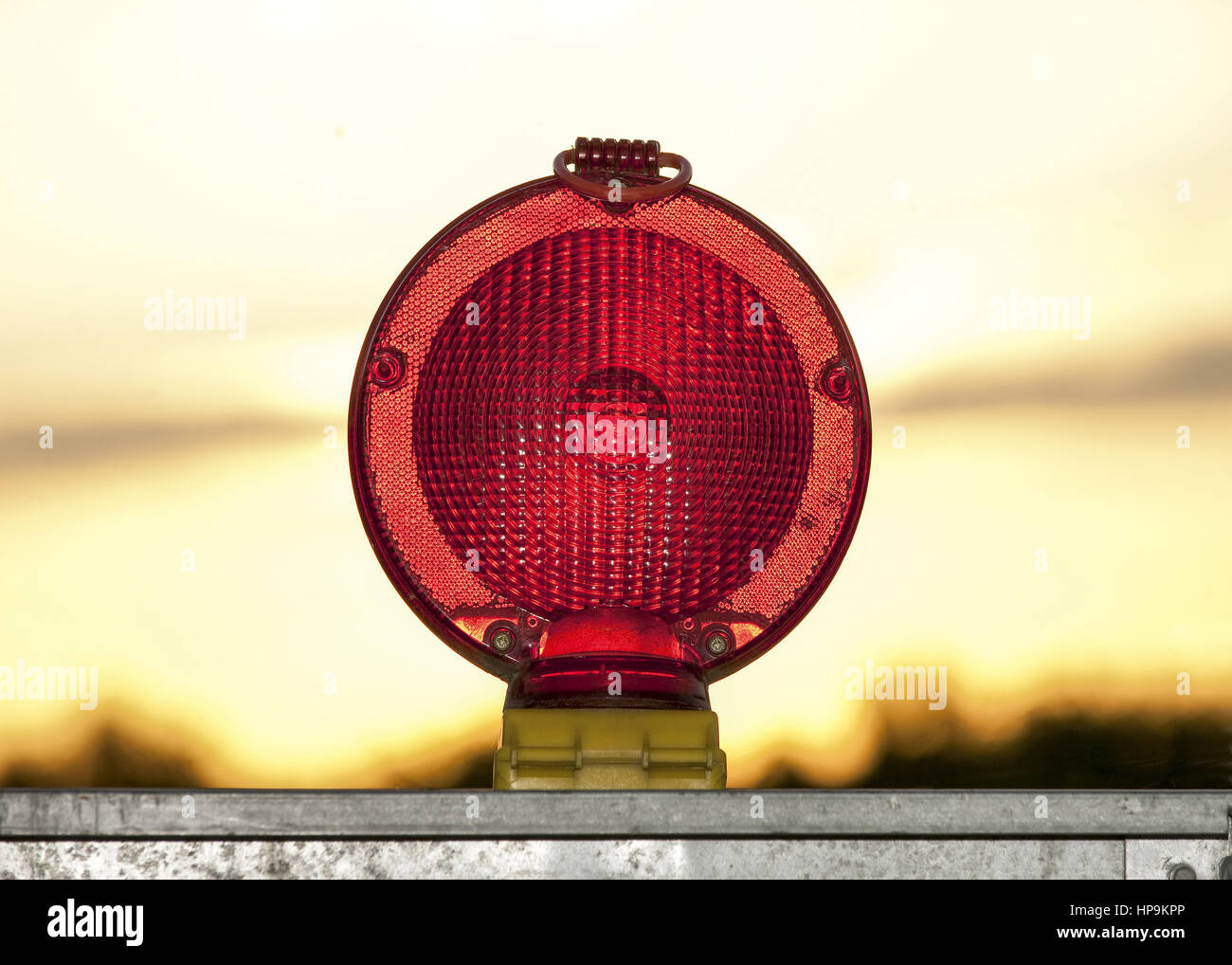 Rote Warnleuchte an Baustelle, Abendhimmel Stock Photo - Alamy