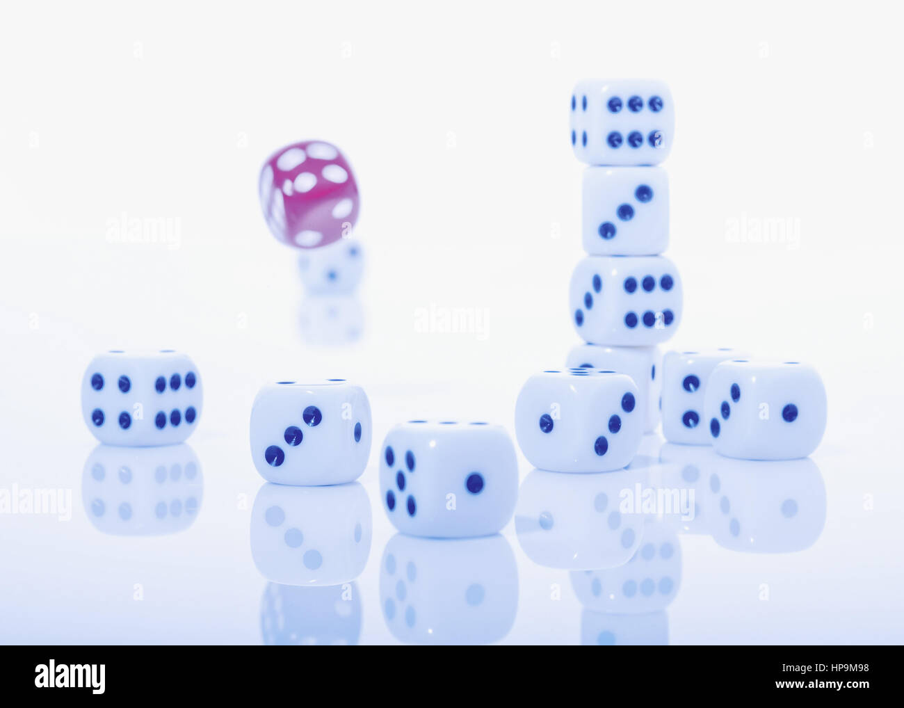 Viele Wuerfel, roter Wuerfel faellt Stock Photo - Alamy