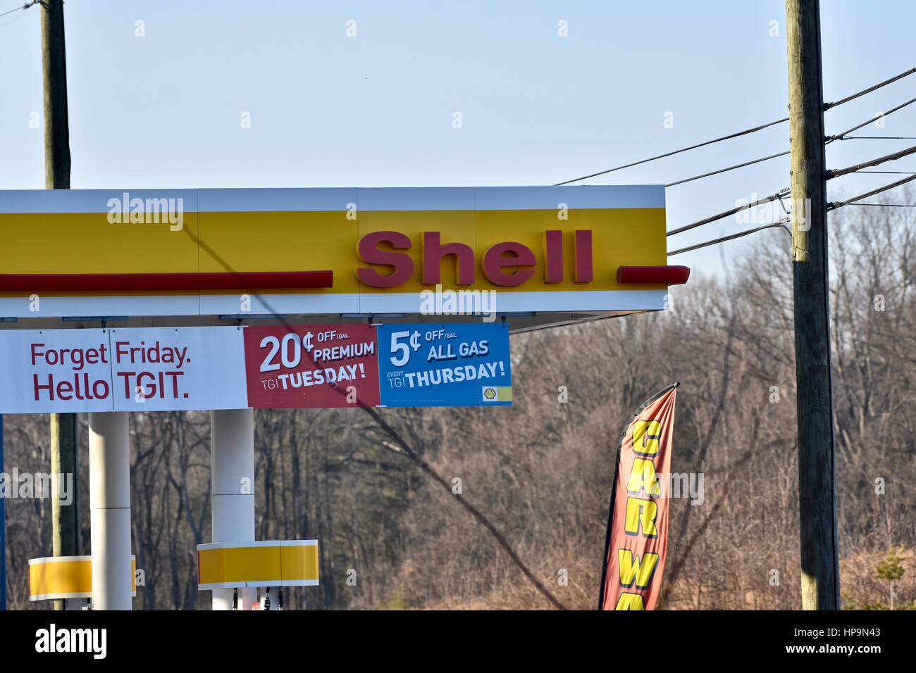 Shell gas station sign hi-res stock photography and images - Alamy