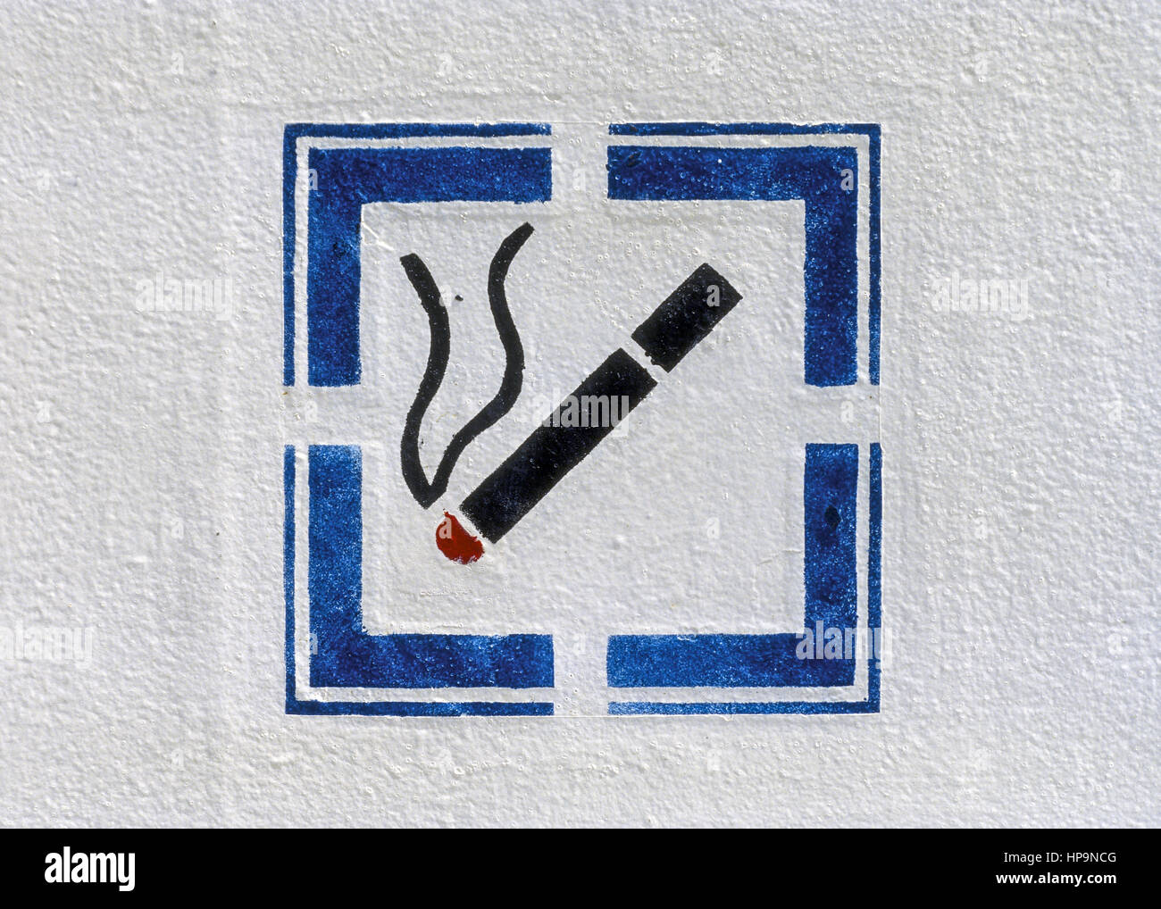 Raucherzeichen auf Wand gemalt Stock Photo - Alamy