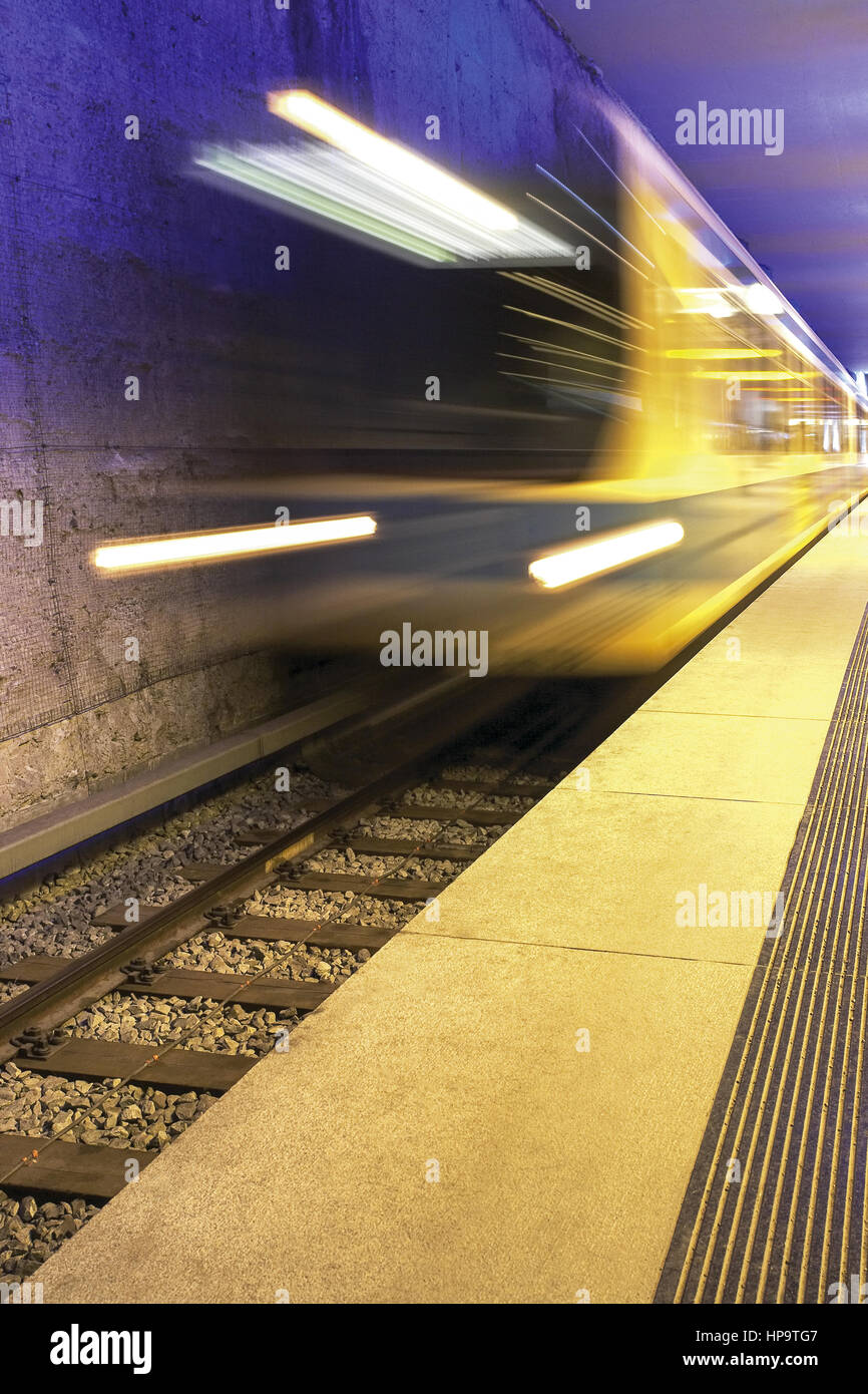 U-Bahnhof, fahrender Zug, Bewegung Stock Photo - Alamy