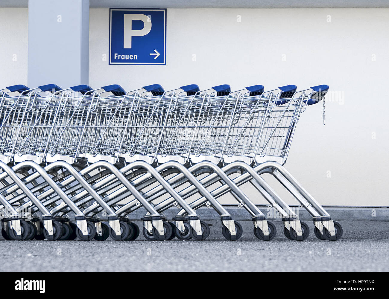 Einkaufswagen parking hi-res stock photography and images - Alamy