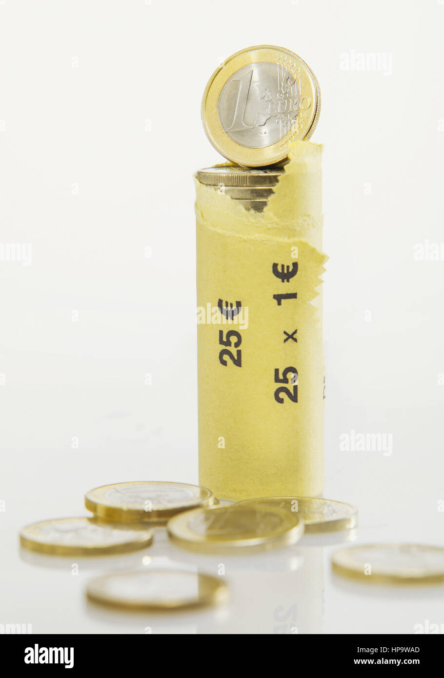 Geldrolle mit 1 Euro Muenzen Stock Photo - Alamy