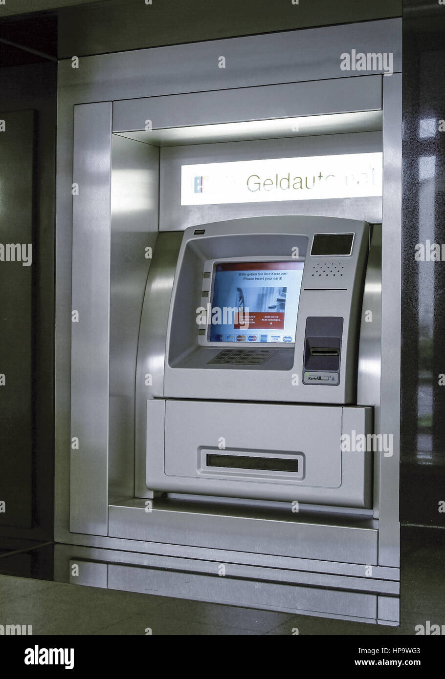 Geldautomat einer Bank Stock Photo - Alamy