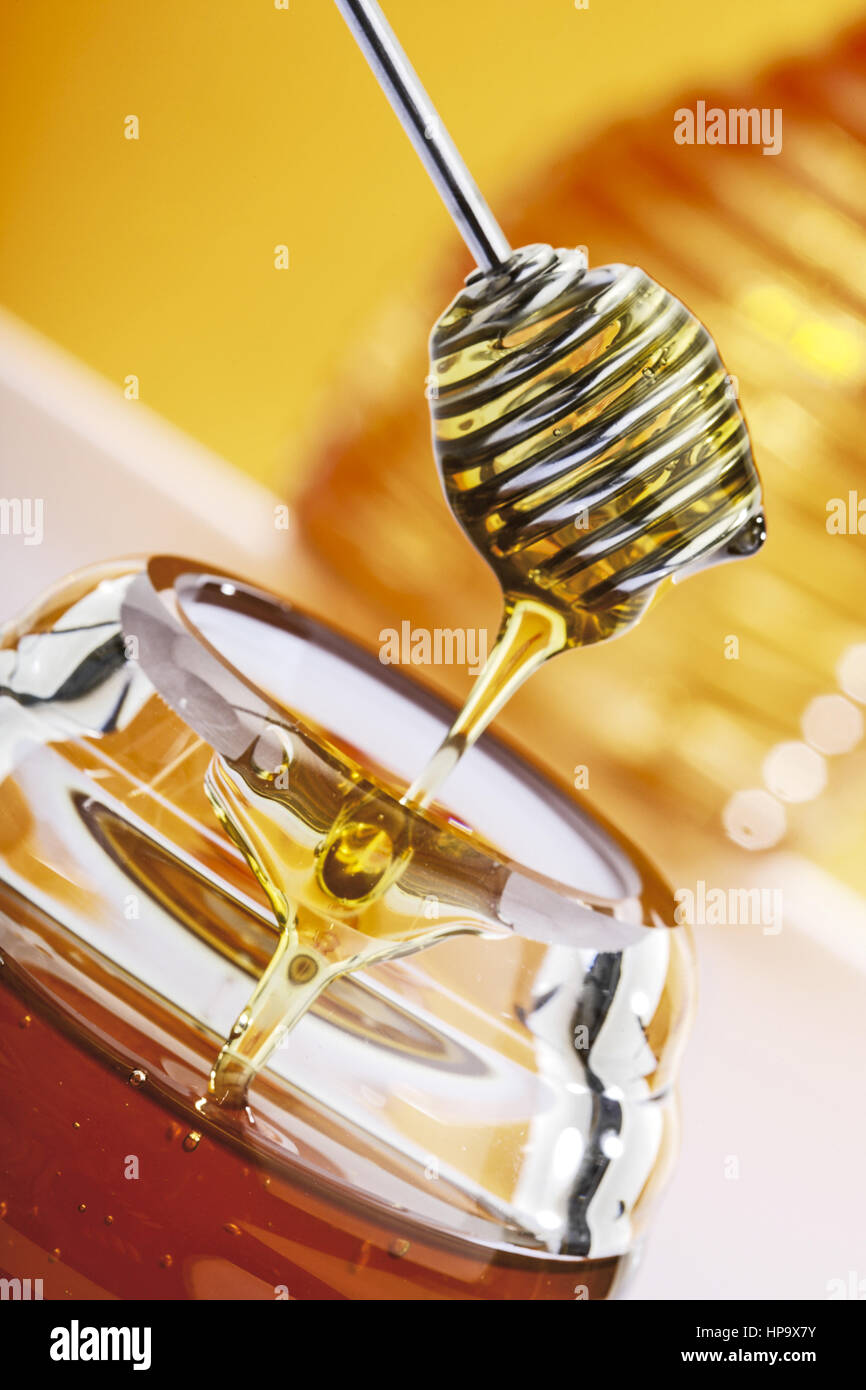 Honigglas mit Honigheber Stock Photo - Alamy
